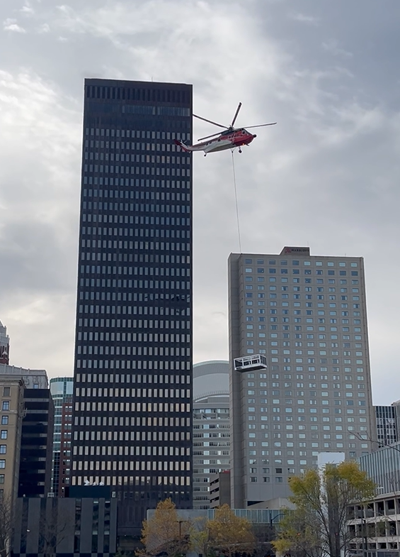 Helicopters lift cooling towers to top of 36-story Des Moines building ...